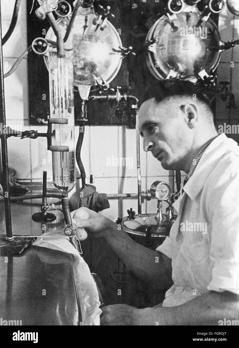 1940s laboratory hi-res stock photography and images - Alamy