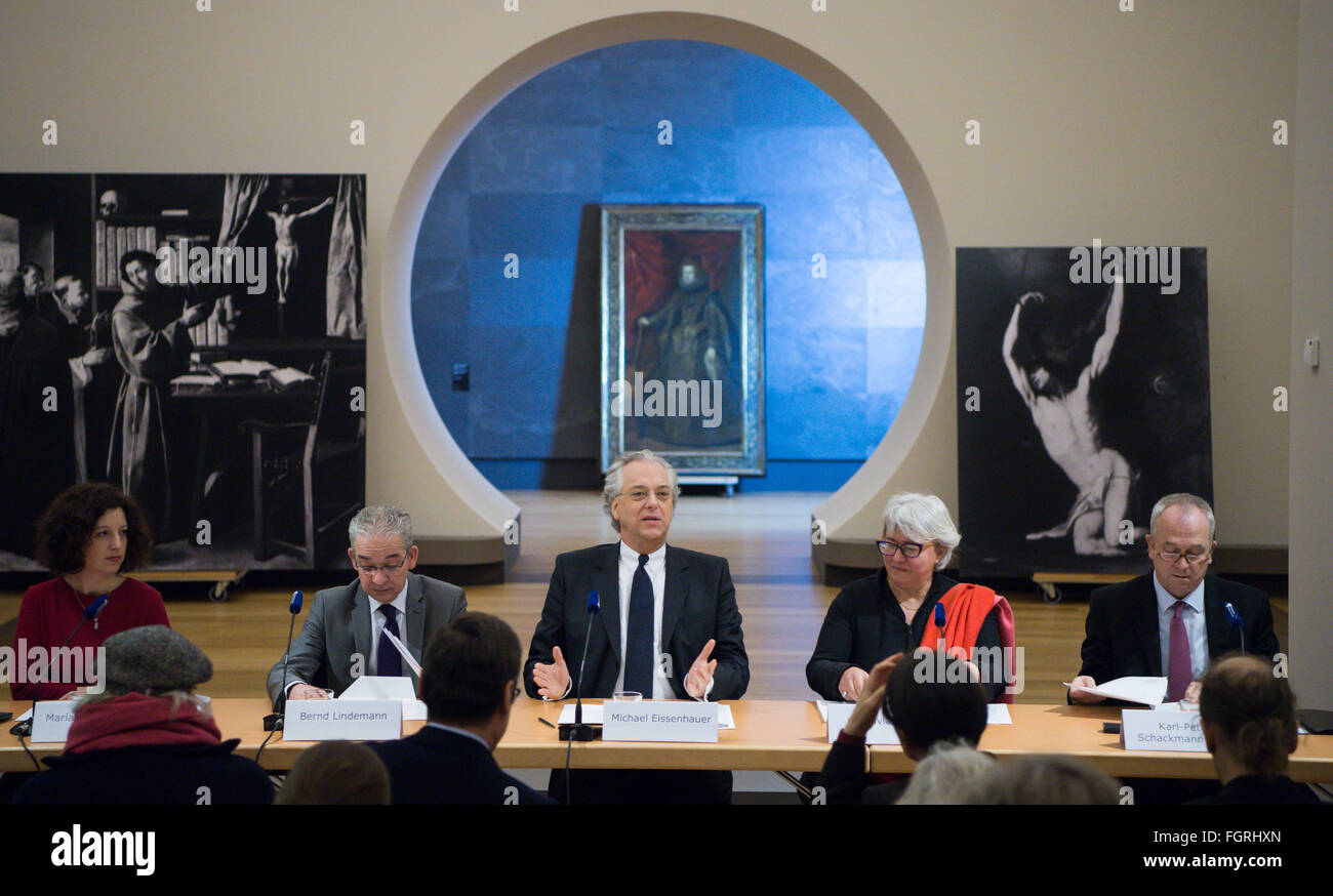 Michael Eissenhauer (C), Director General of the State Museums Berlin ...