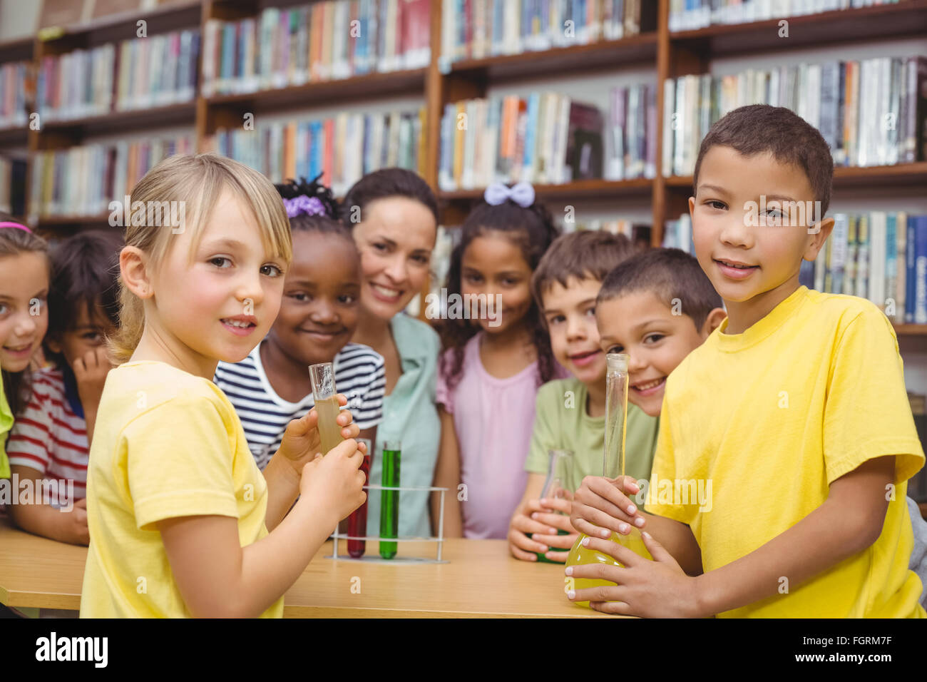 Girl boy doing science hi-res stock photography and images - Alamy