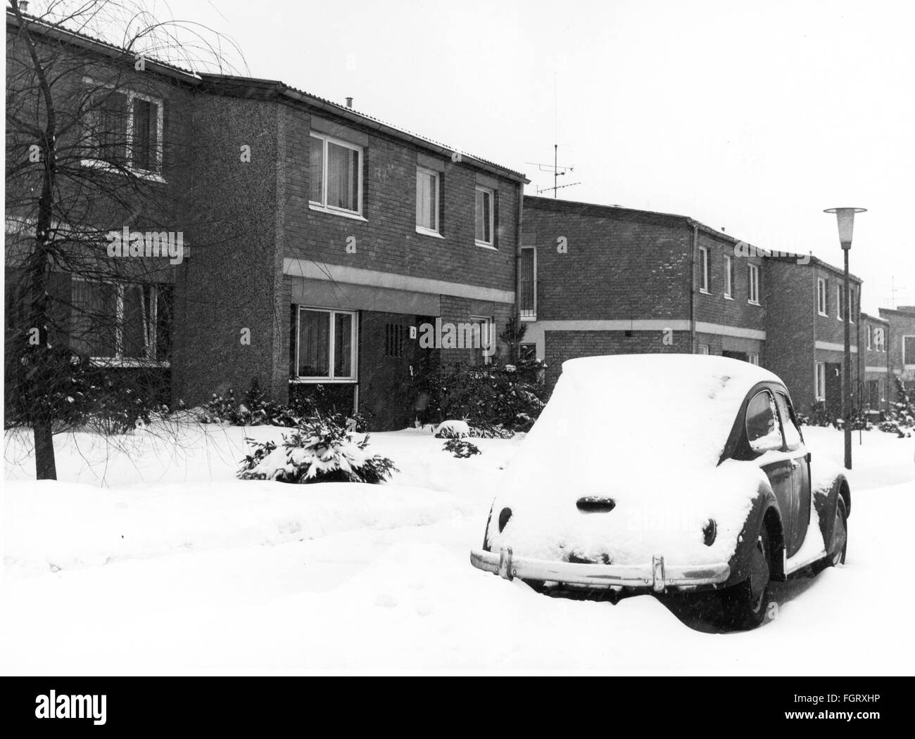 Snow covered vw beetle car hi-res stock photography and images - Alamy