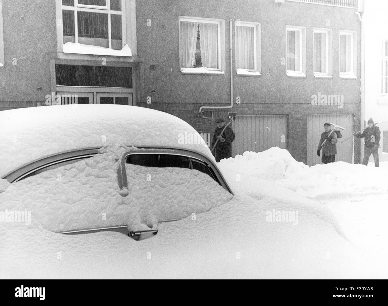 Snow removal vehicle Black and White Stock Photos & Images - Alamy