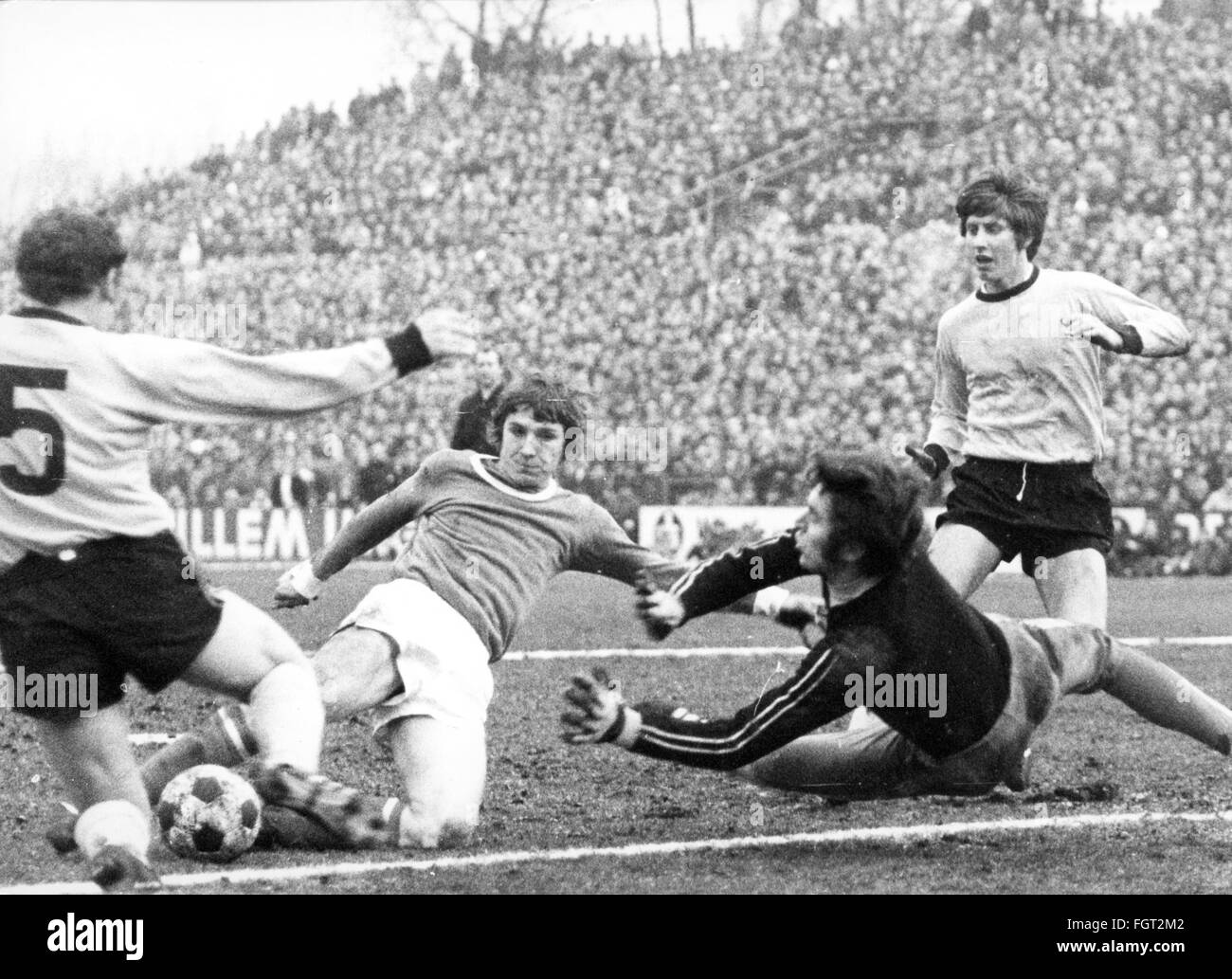 National football league player Black and White Stock Photos & Images ...