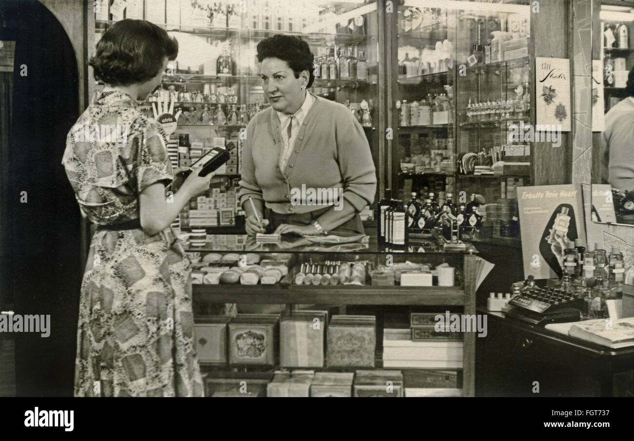 Shop clerks hi-res stock photography and images - Alamy