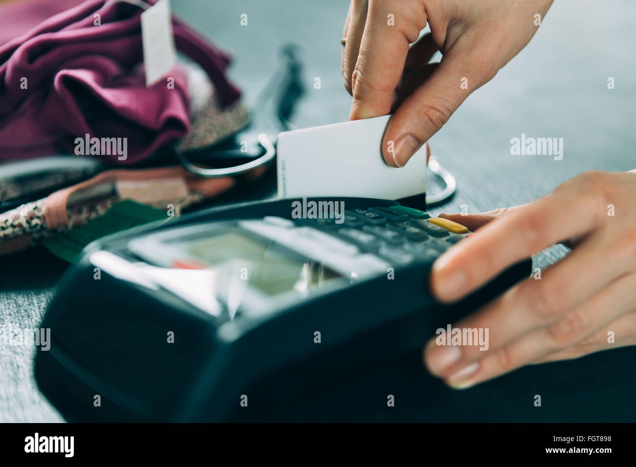 hand swiping credit card in store Stock Photo - Alamy