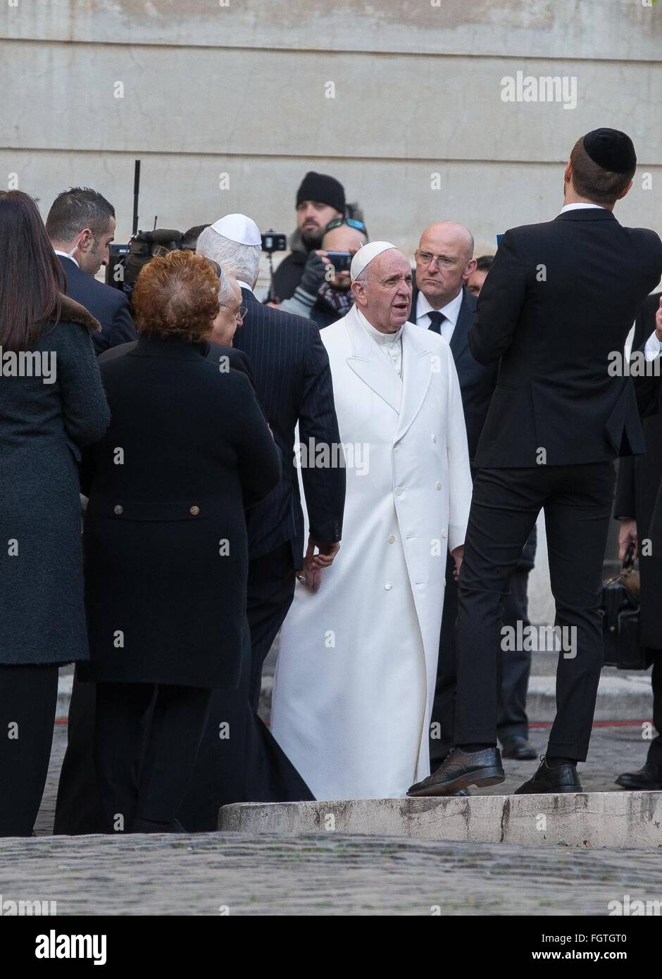 Pope Francis makes his first papal visit to a synagogue greeting Rome's ...