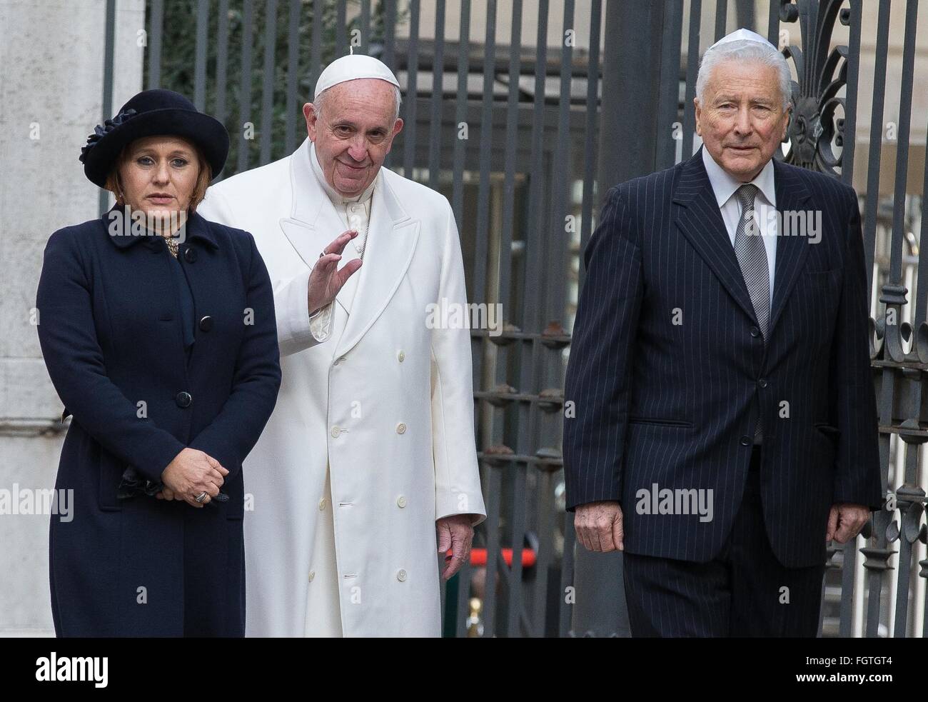 Pope Francis makes his first papal visit to a synagogue greeting Rome's ...