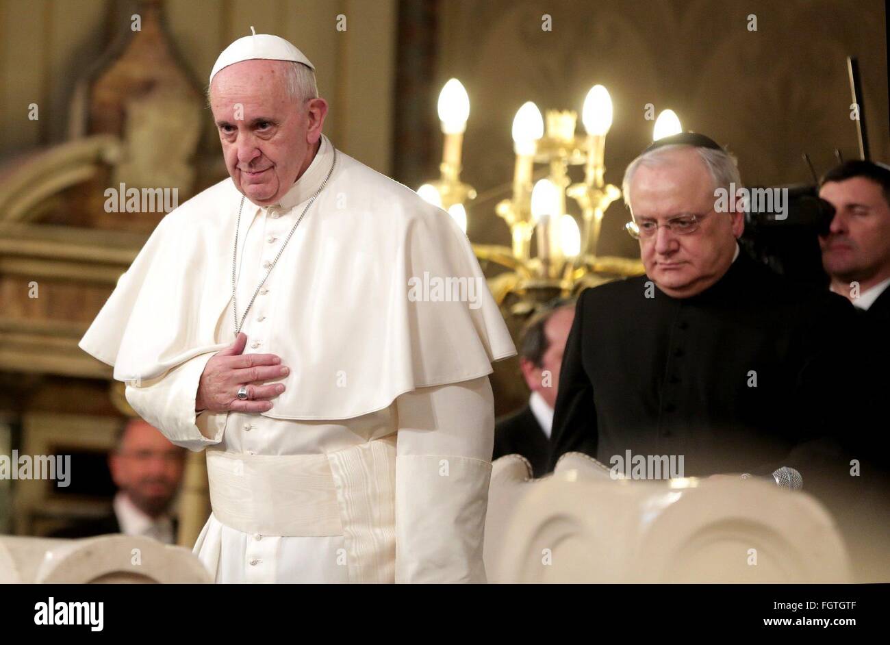 Pope Francis makes his first papal visit to a synagogue greeting Rome's ...