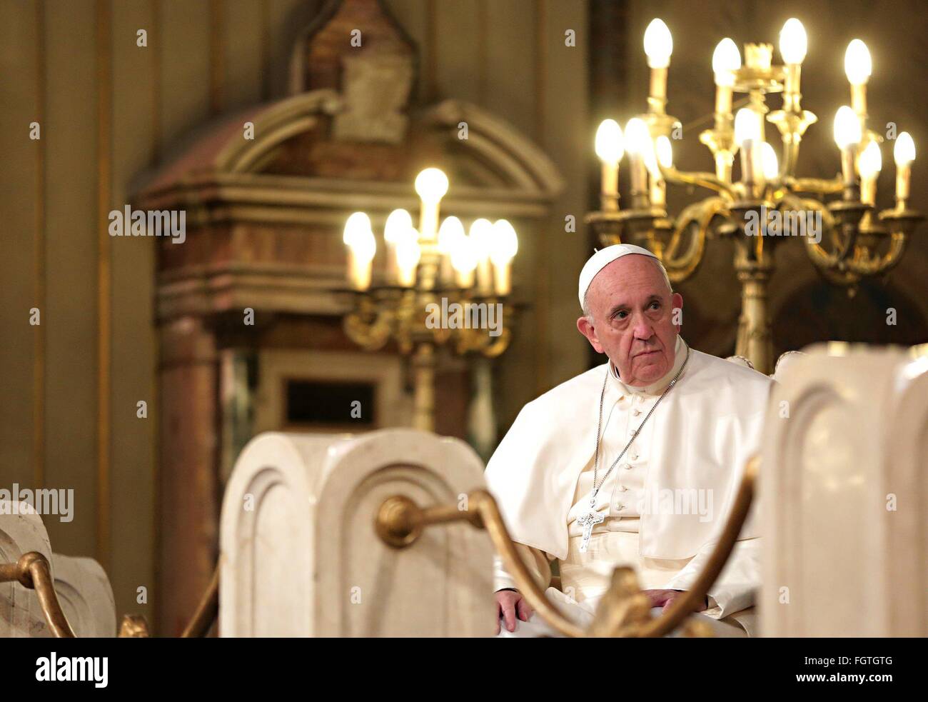 Pope Francis makes his first papal visit to a synagogue greeting Rome's ...