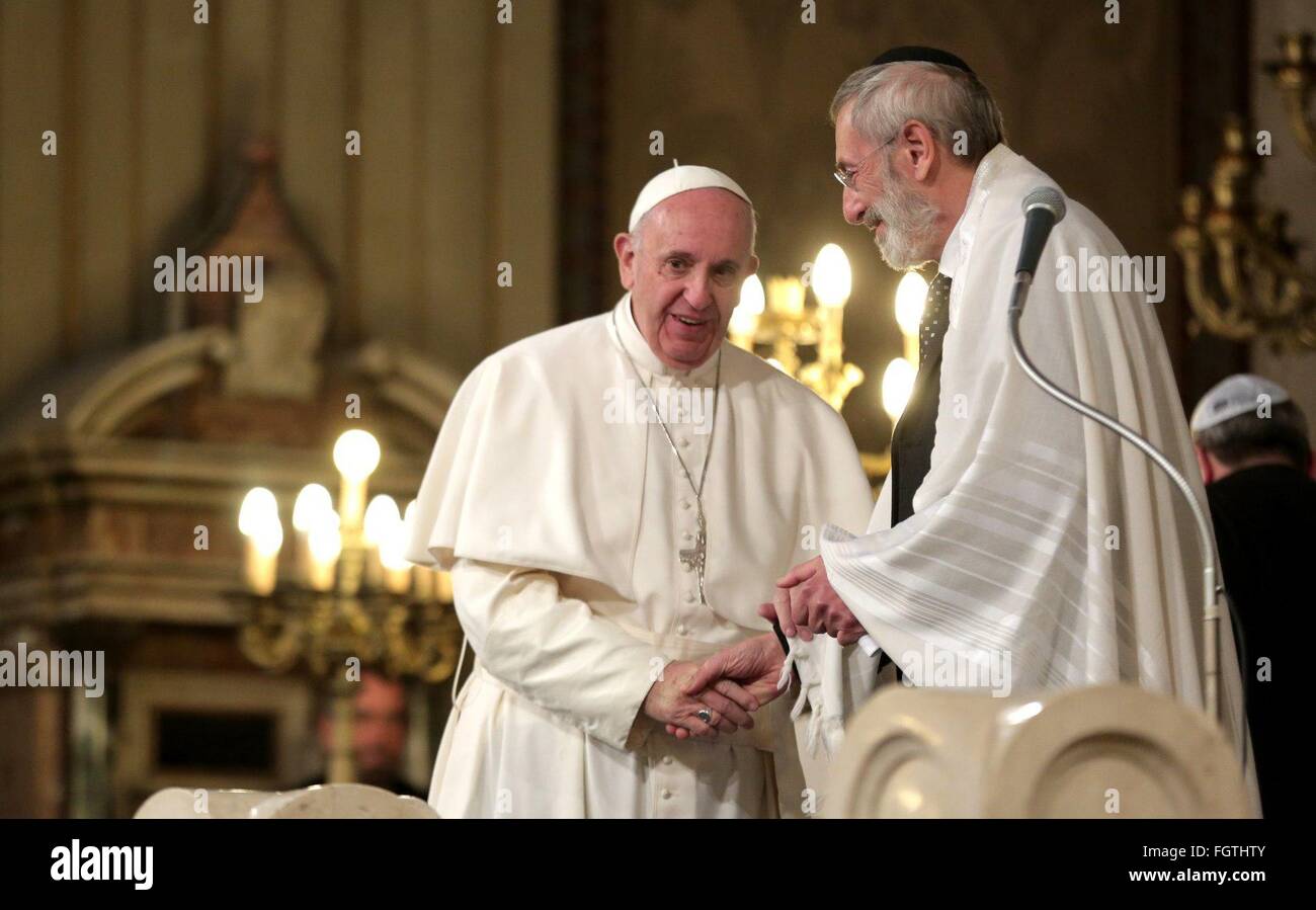 Pope Francis makes his first papal visit to a synagogue greeting Rome's ...