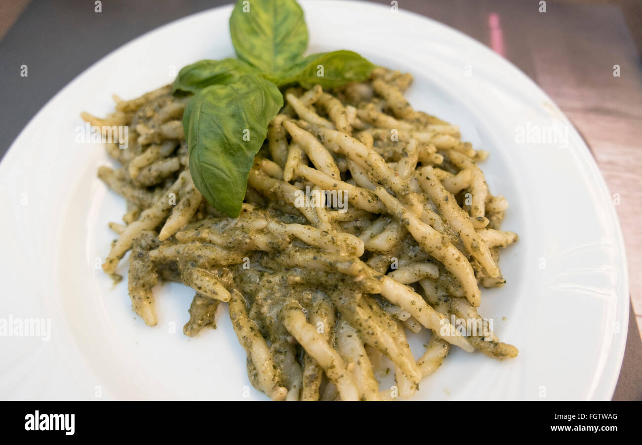 Teller Pasta Strigoli al pesto genovese, Sanremo, Riviera, Ligurien ...