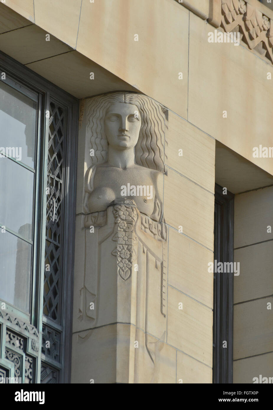 Art deco statue hi-res stock photography and images - Alamy