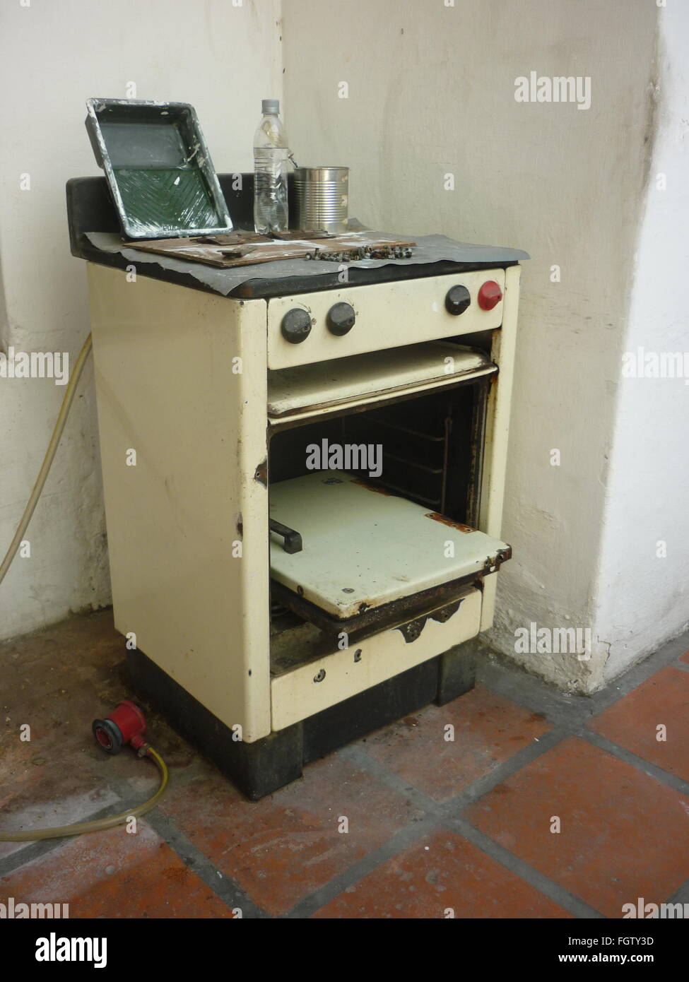 Damaged oven hi-res stock photography and images - Alamy
