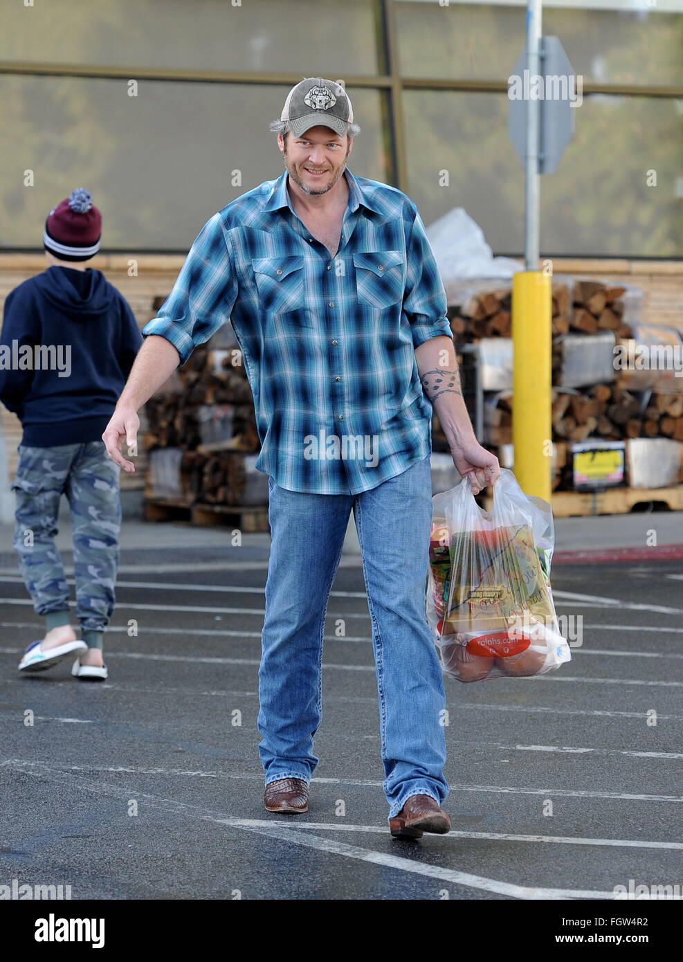 The Voice judge Blake Shelton picking up groceries at ralphs in Studio ...