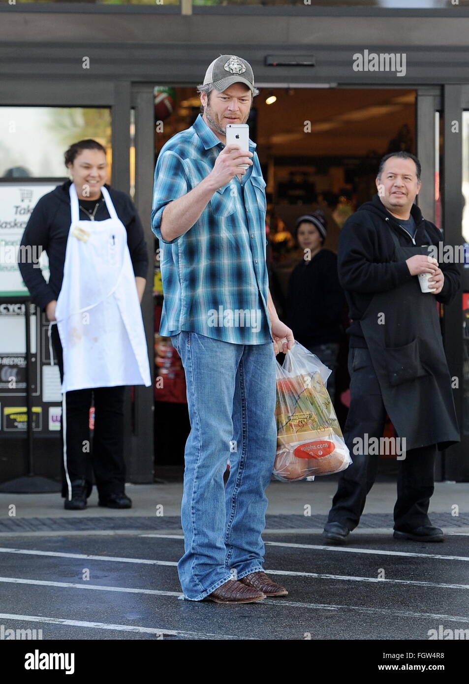 The Voice judge Blake Shelton picking up groceries at ralphs in Studio ...