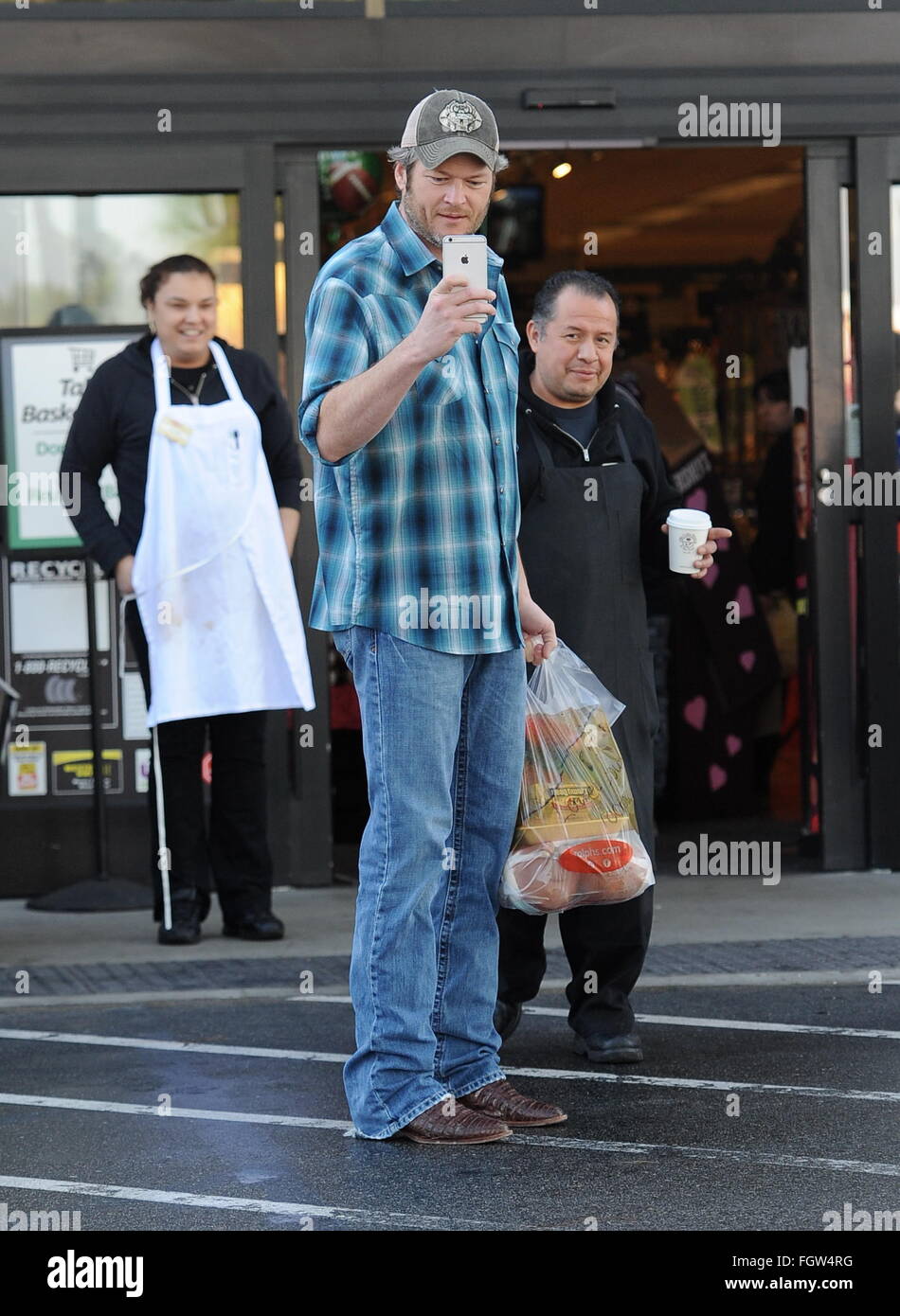 The Voice judge Blake Shelton picking up groceries at ralphs in Studio ...