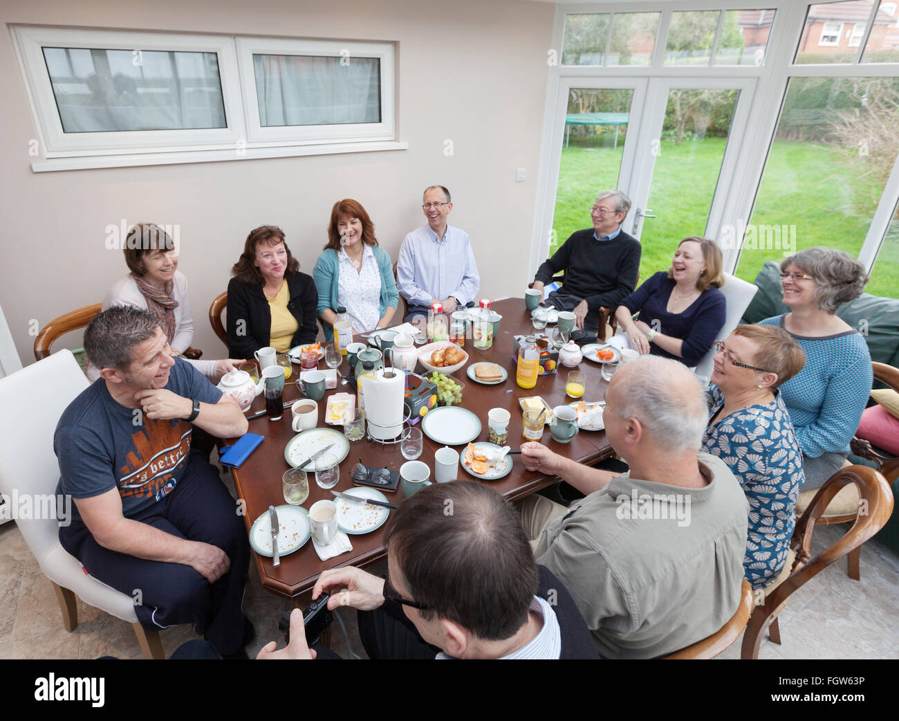 Eating meal home friends table hi-res stock photography and images - Alamy