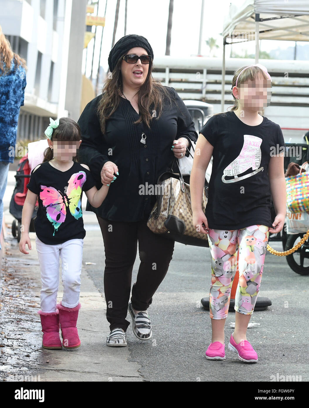 Carnie Wilson takes her daughters, Lola and Luciana, to the petting zoo ...