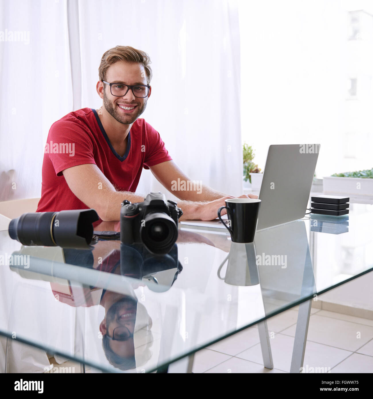 Man clicking camera hi-res stock photography and images - Alamy