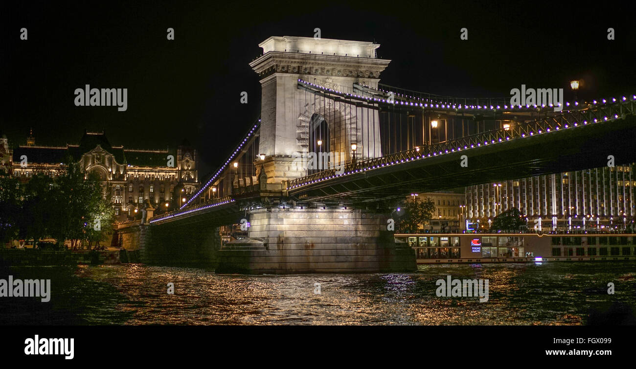 Illuminated chain bridge buda hi-res stock photography and images - Alamy