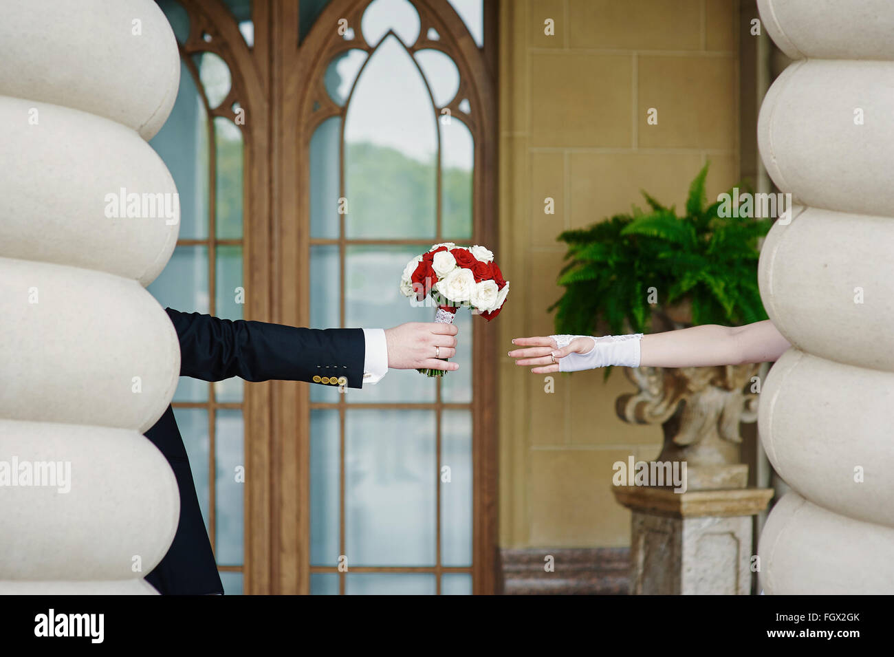 Bride holds bouquet hi-res stock photography and images - Alamy