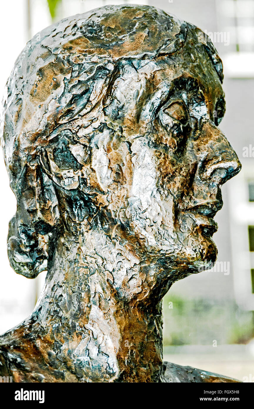 Bust of Virginia Woolf, Tavistock Square London; Büste von Virginia ...