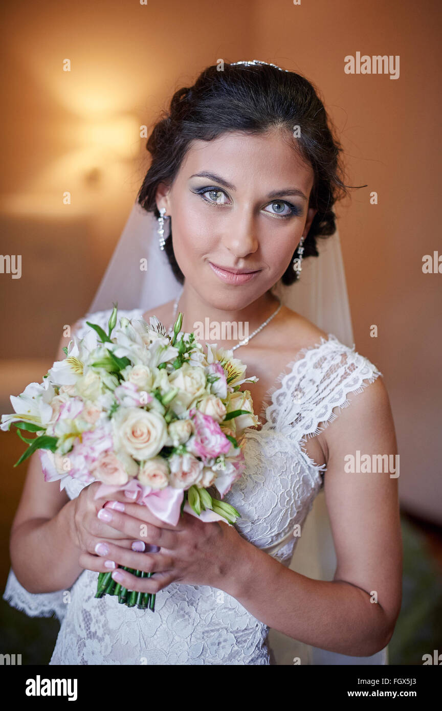 portrait of a beautiful bride with a bouquet of flowers Stock Photo - Alamy
