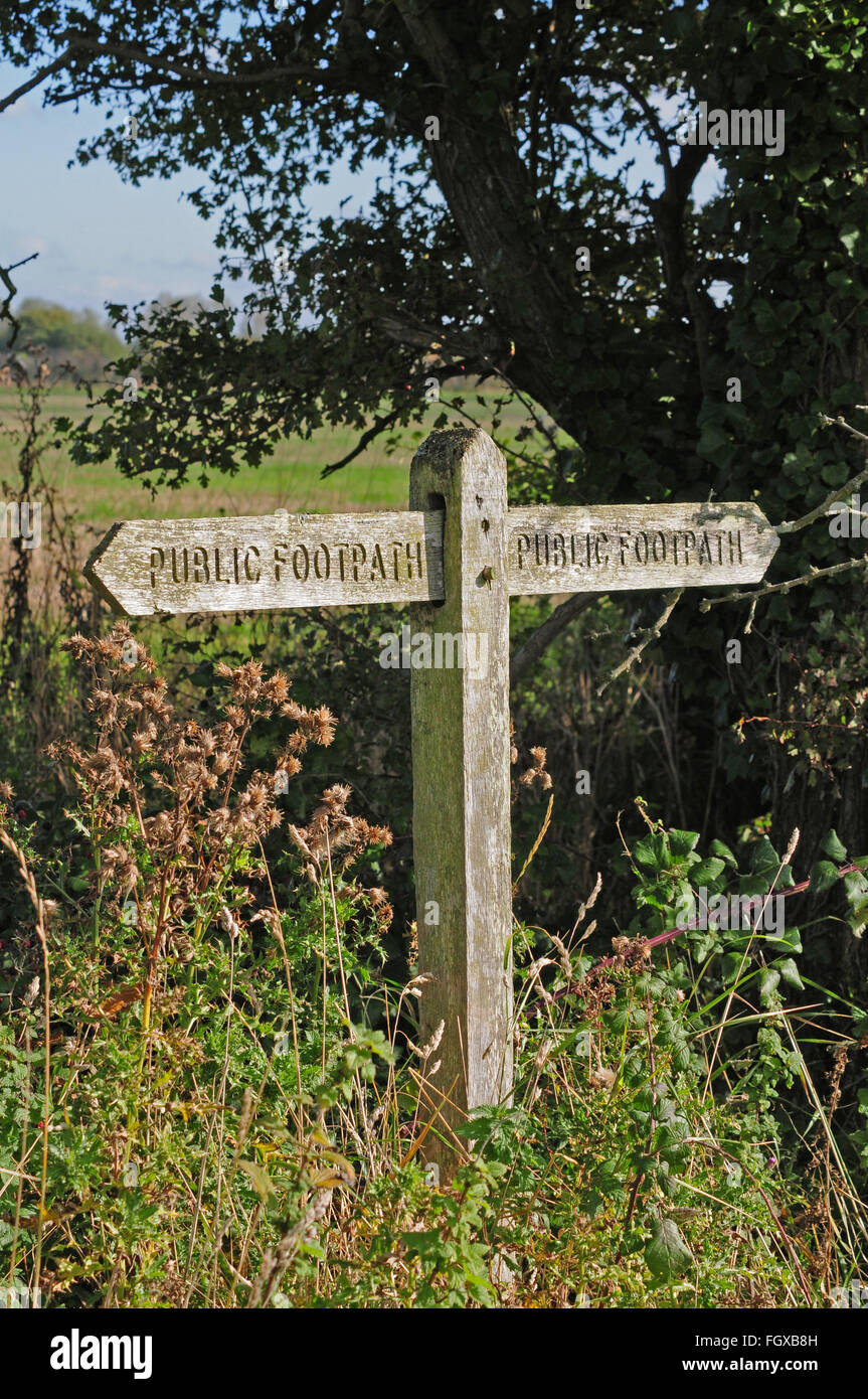 Public footpath signs hi-res stock photography and images - Alamy