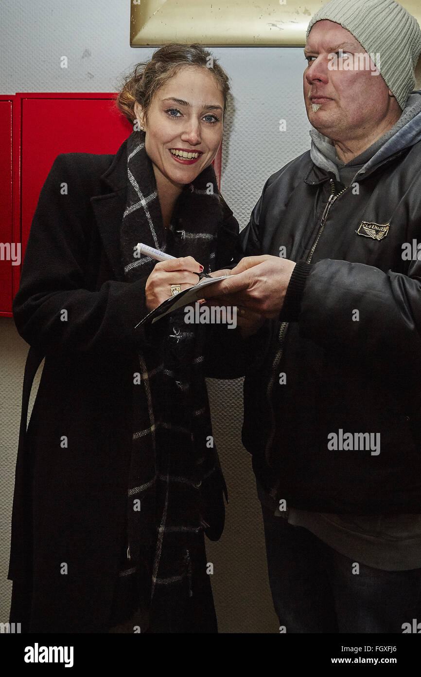 Cast ein atem attends premiere hi-res stock photography and images - Alamy