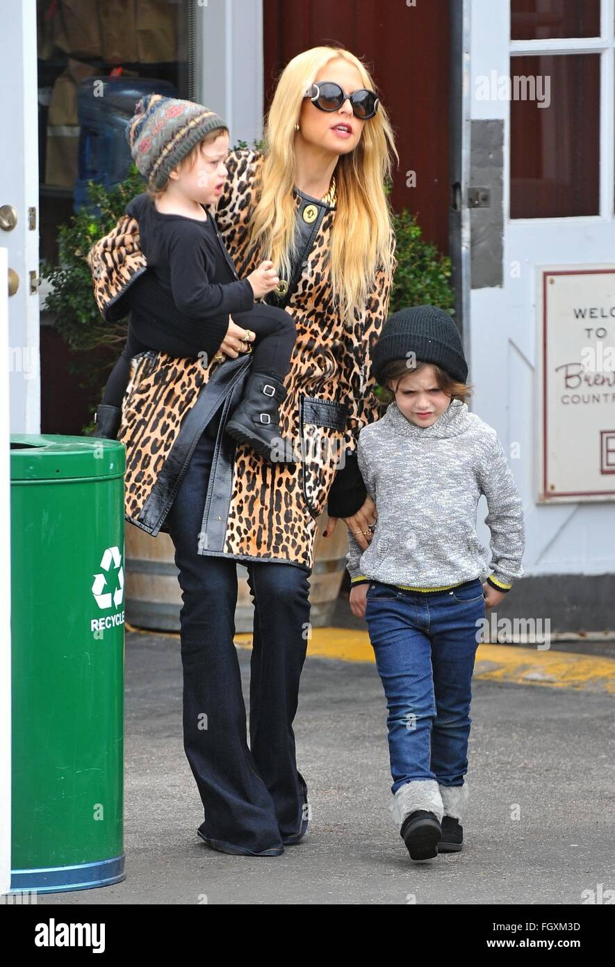 Rachel Zoe takes her two boys, Skyler and Kaius, out for lunch in ...