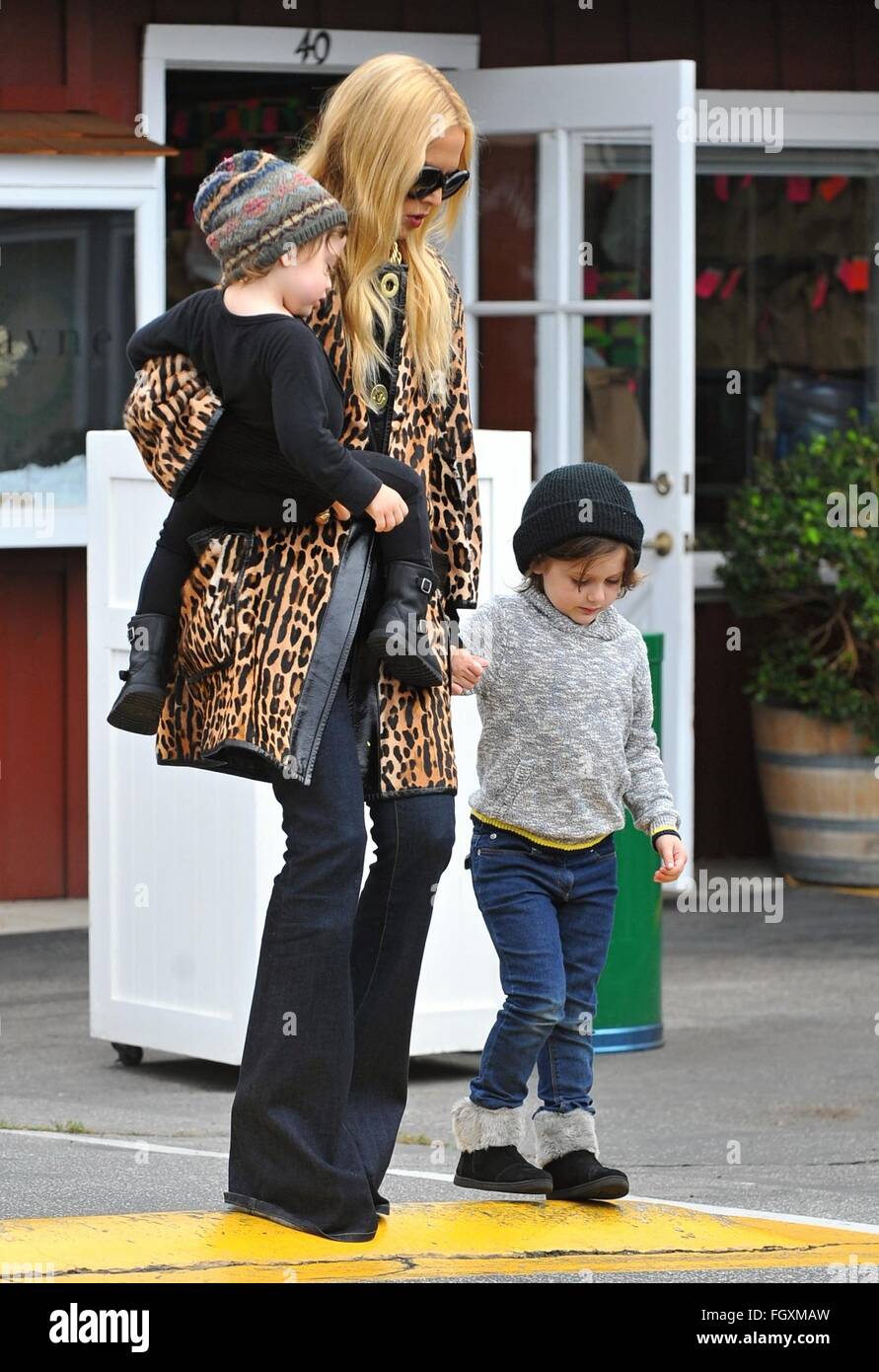 Rachel Zoe takes her two boys, Skyler and Kaius, out for lunch in ...