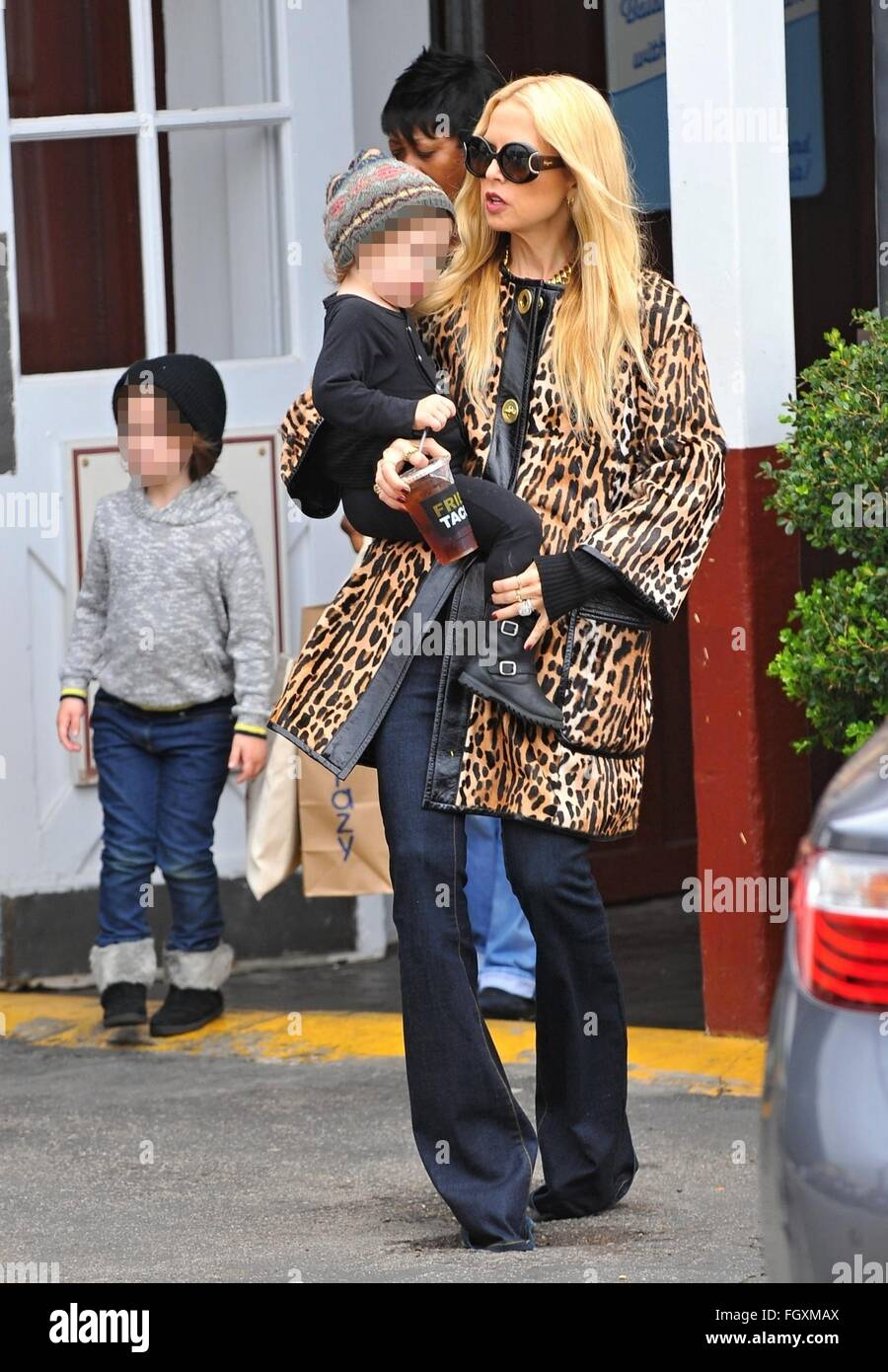 Rachel Zoe takes her two boys, Skyler and Kaius, out for lunch in ...