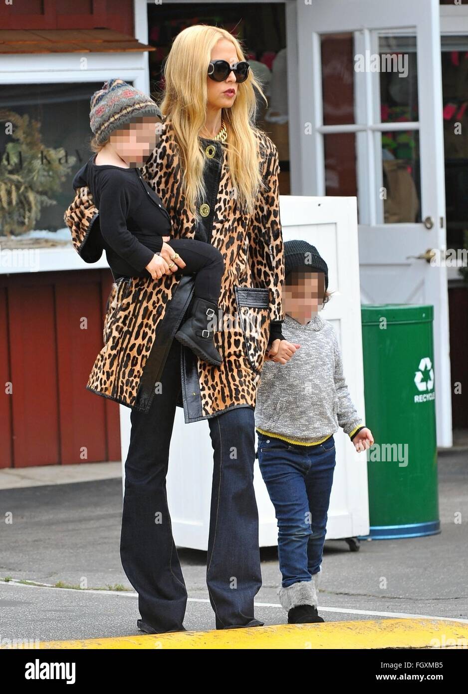 Rachel Zoe takes her two boys, Skyler and Kaius, out for lunch in ...