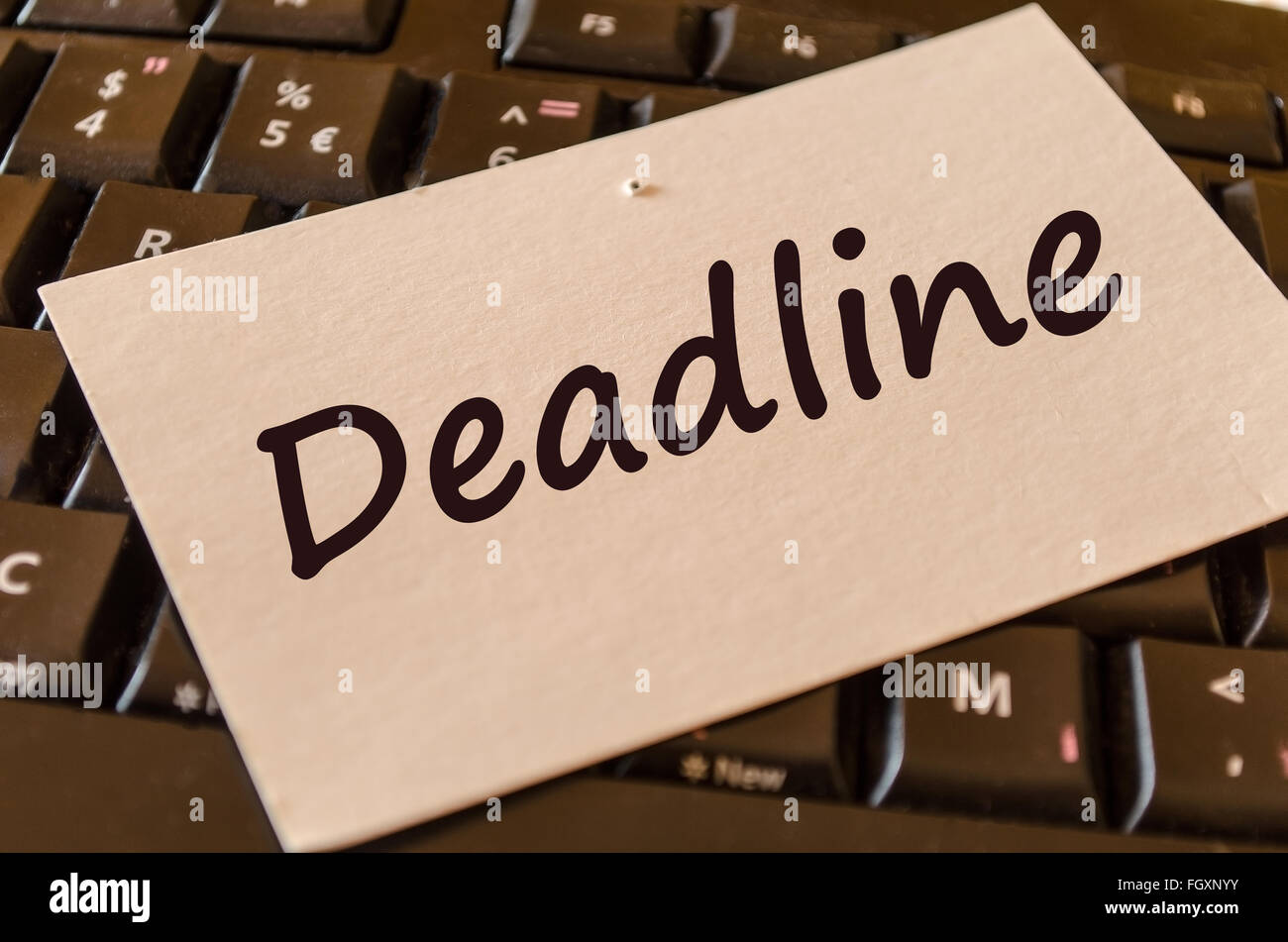 Computer Keyboard with white note and text deadline Stock Photo - Alamy