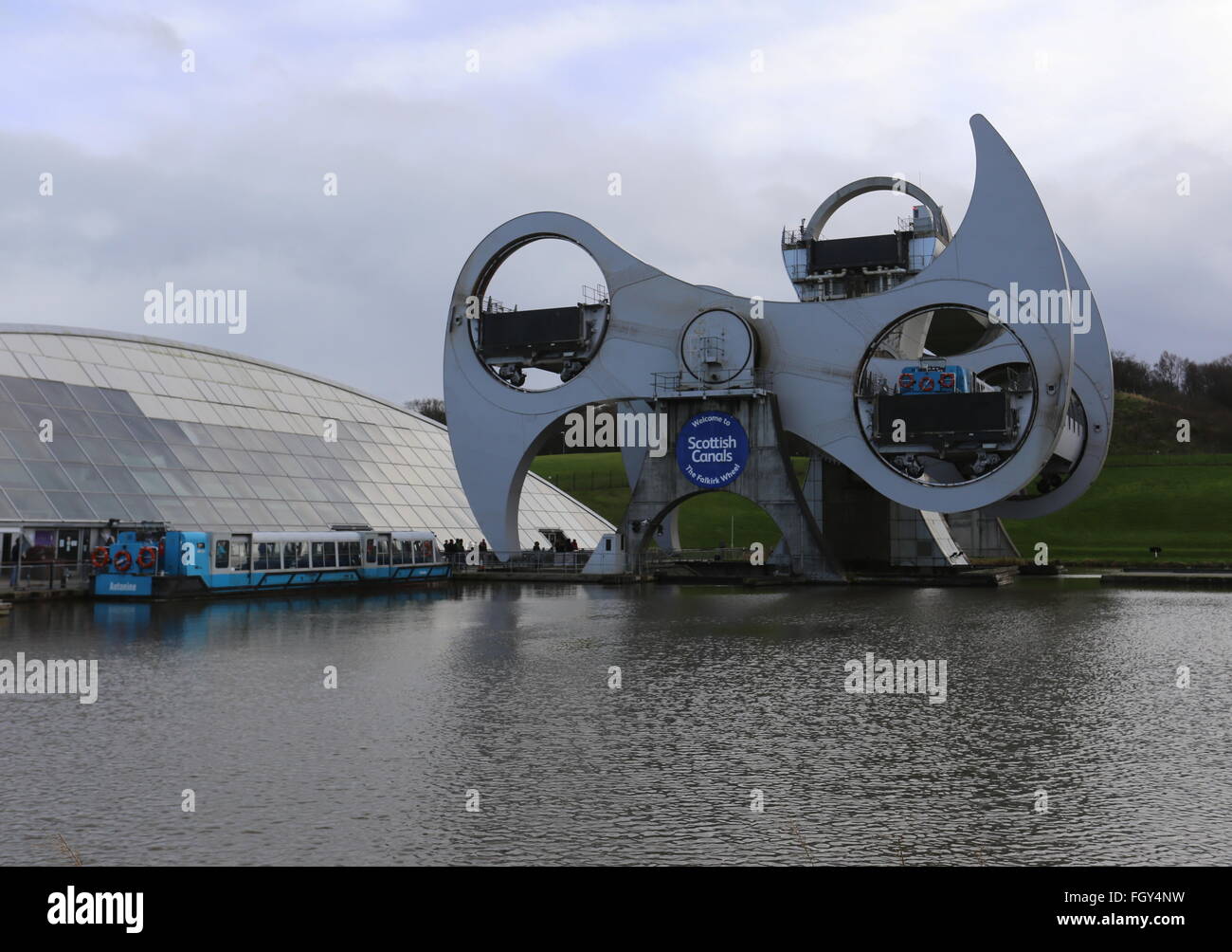 Falkirk wheel rotating boat lift hi-res stock photography and images ...