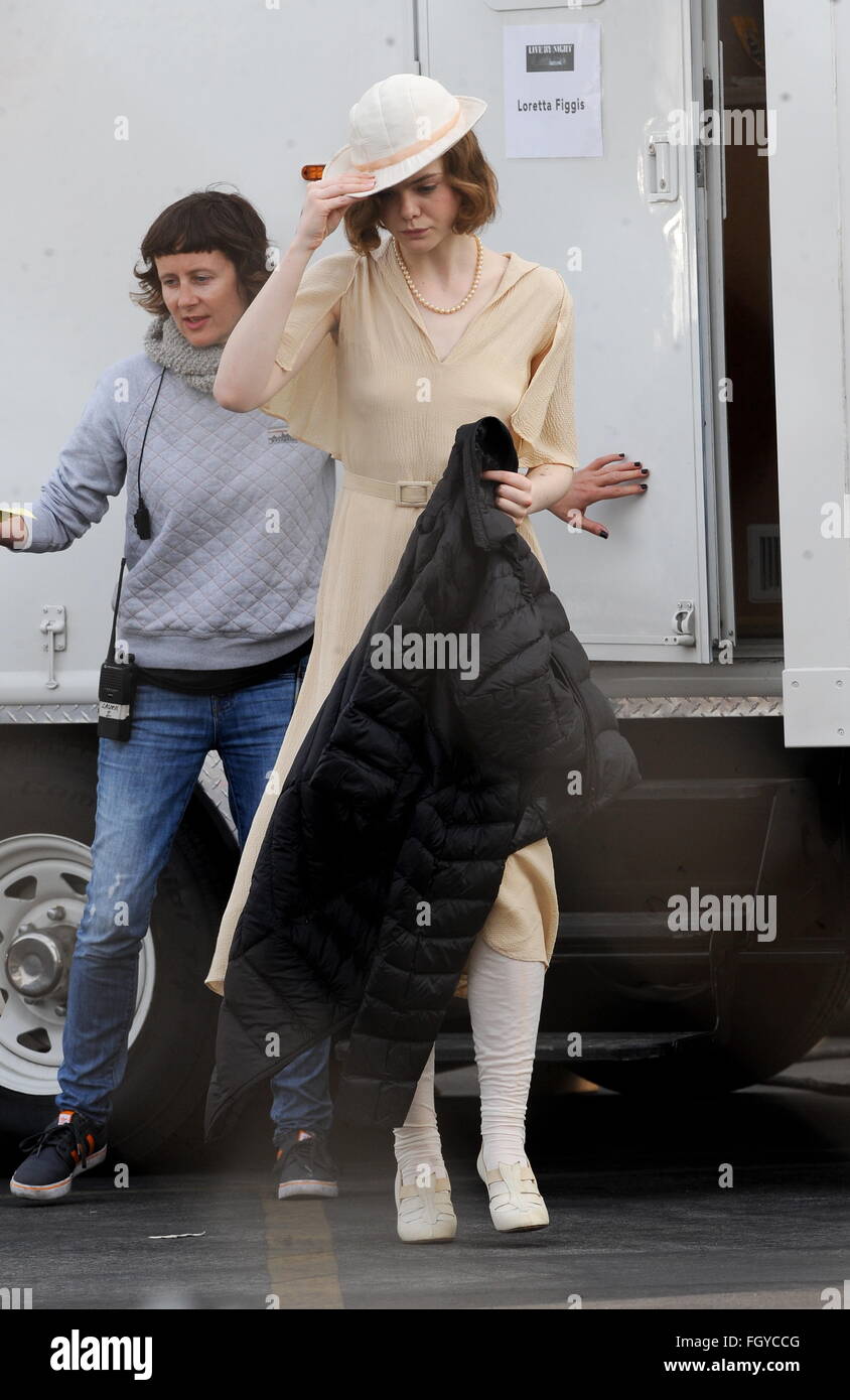 Actress Elle Fanning gets into character with vintage 1920's attire for ...