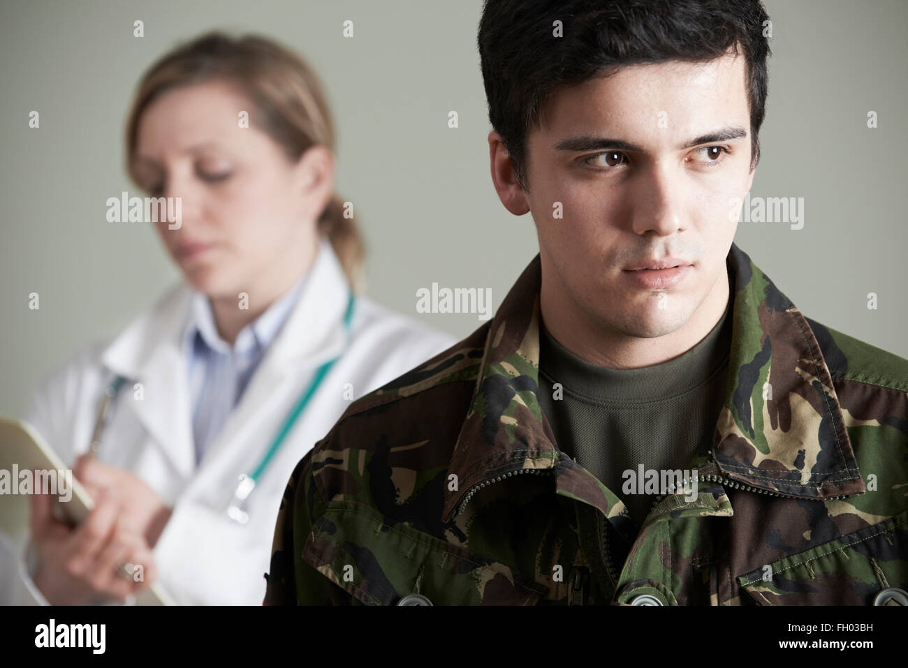 Female army doctor hi-res stock photography and images - Alamy