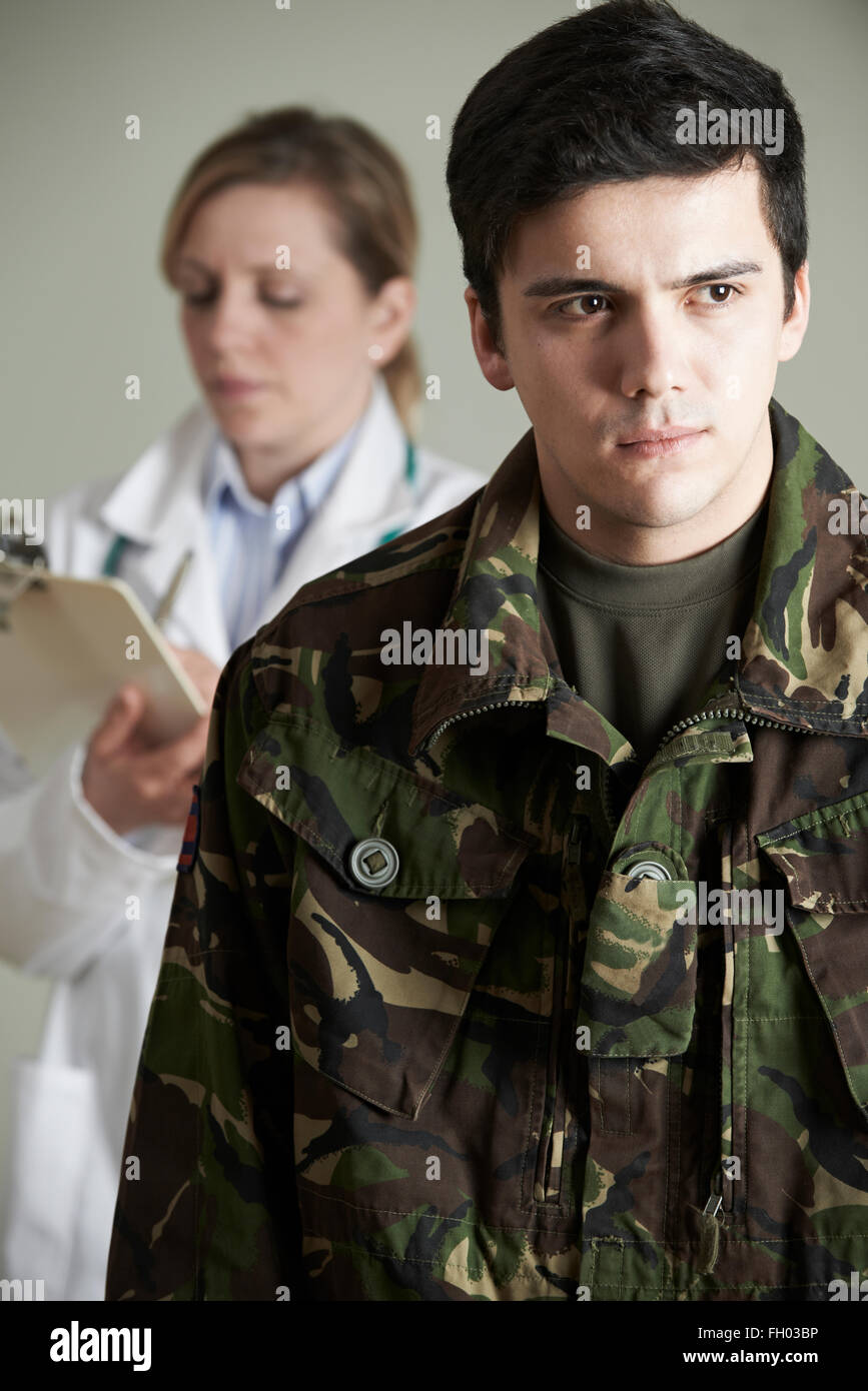 Female army doctor hi-res stock photography and images - Alamy