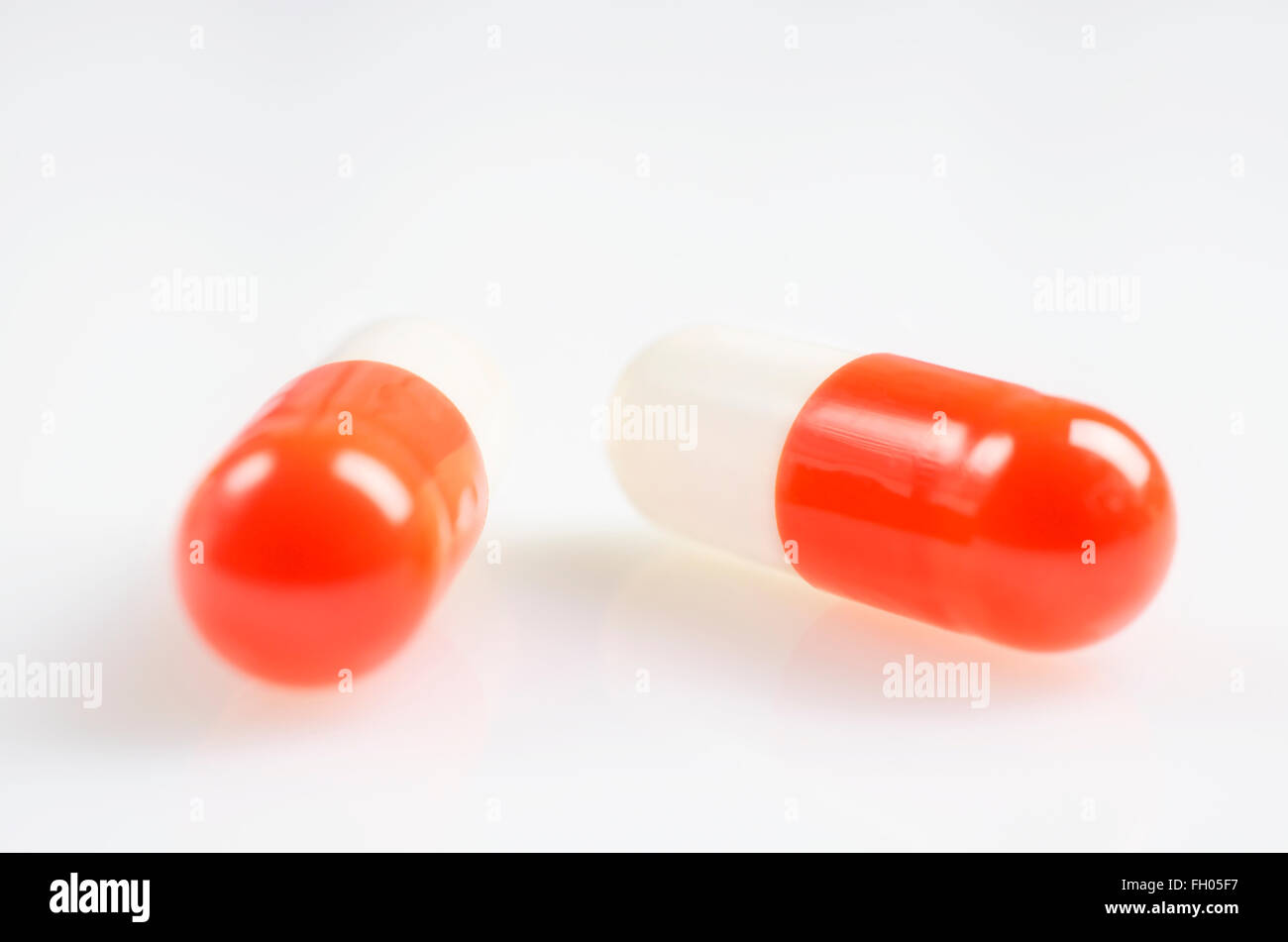 White and red medicine antibiotic pills Stock Photo - Alamy