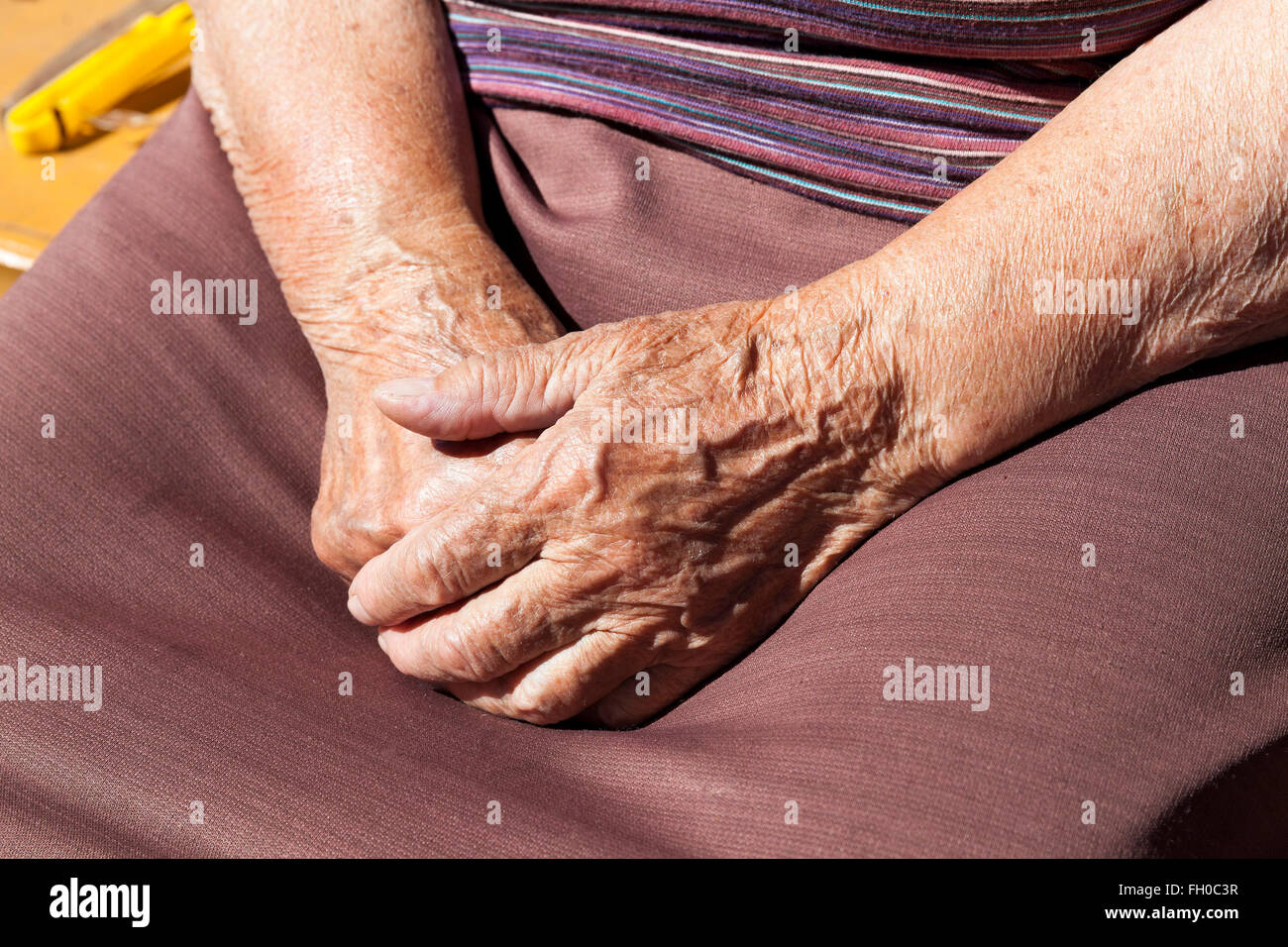 Hands of an old woman Stock Photo - Alamy