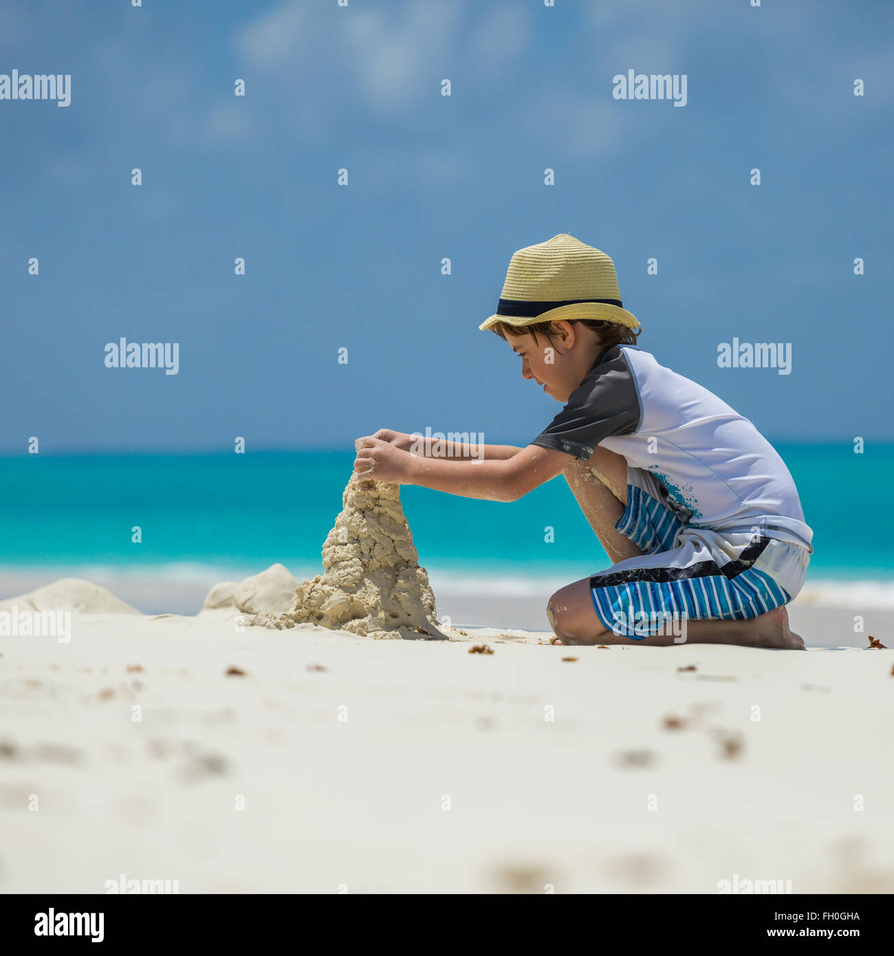Making sand castle hi-res stock photography and images - Alamy