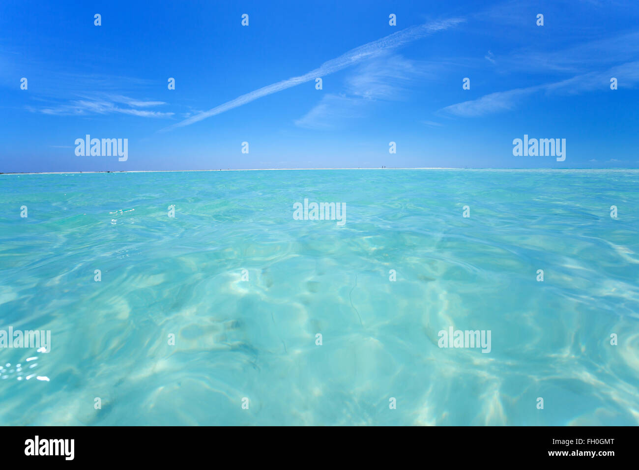 Blue ocean blue sky hi-res stock photography and images - Alamy