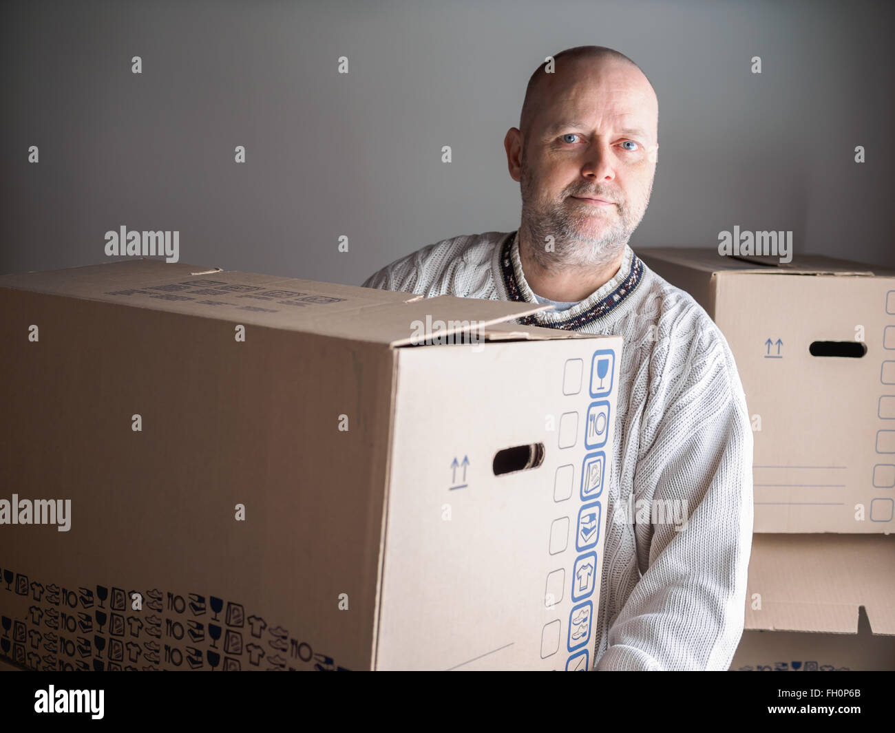 People moving house, man carrying moving boxes Stock Photo - Alamy