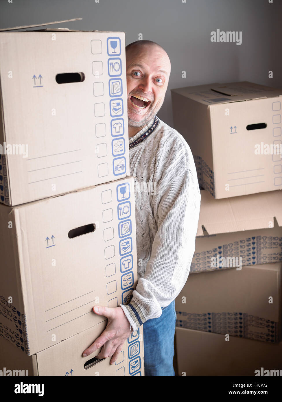 People moving house, man carrying moving boxes Stock Photo - Alamy