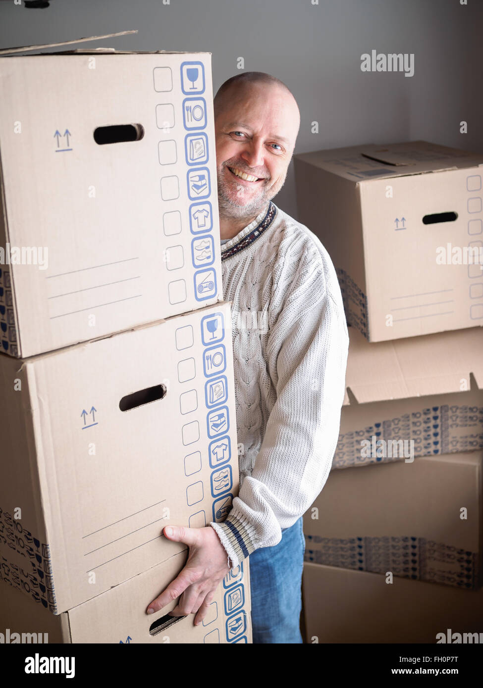 People moving house, man carrying moving boxes Stock Photo - Alamy