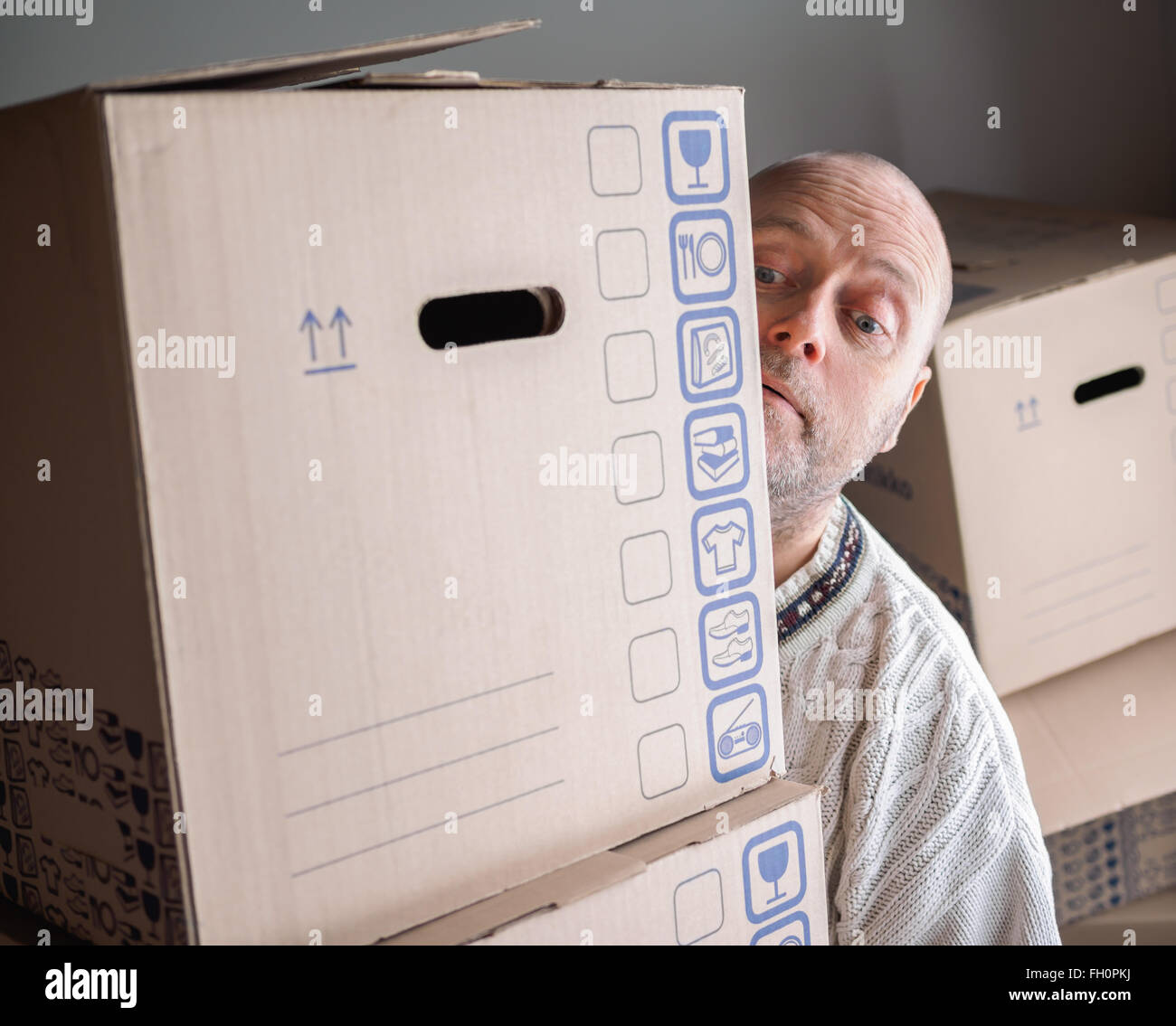 People moving house, man carrying moving boxes Stock Photo - Alamy