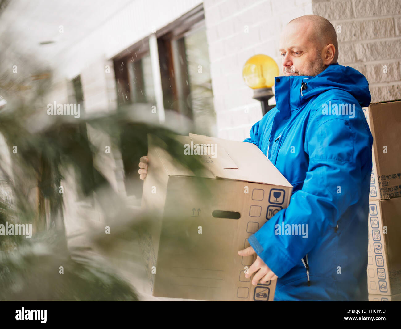 People moving house, man carrying moving boxes Stock Photo - Alamy