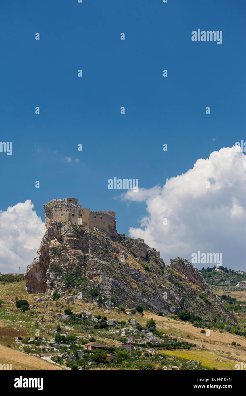 Castello Manfredonico, Mussomeli, Sicily, Italy Stock Photo - Alamy