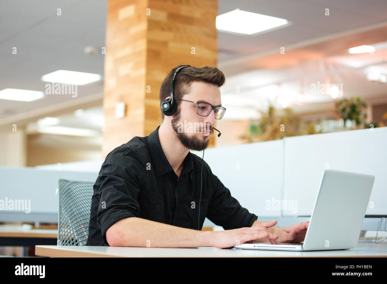 Office man working help computer hi-res stock photography and images ...