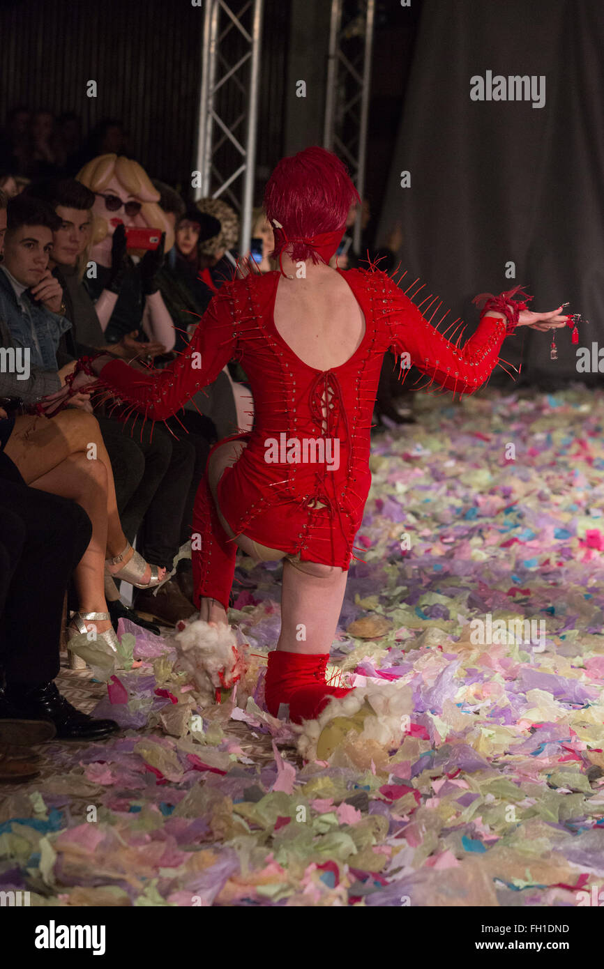 Male model catwalk hi-res stock photography and images - Alamy