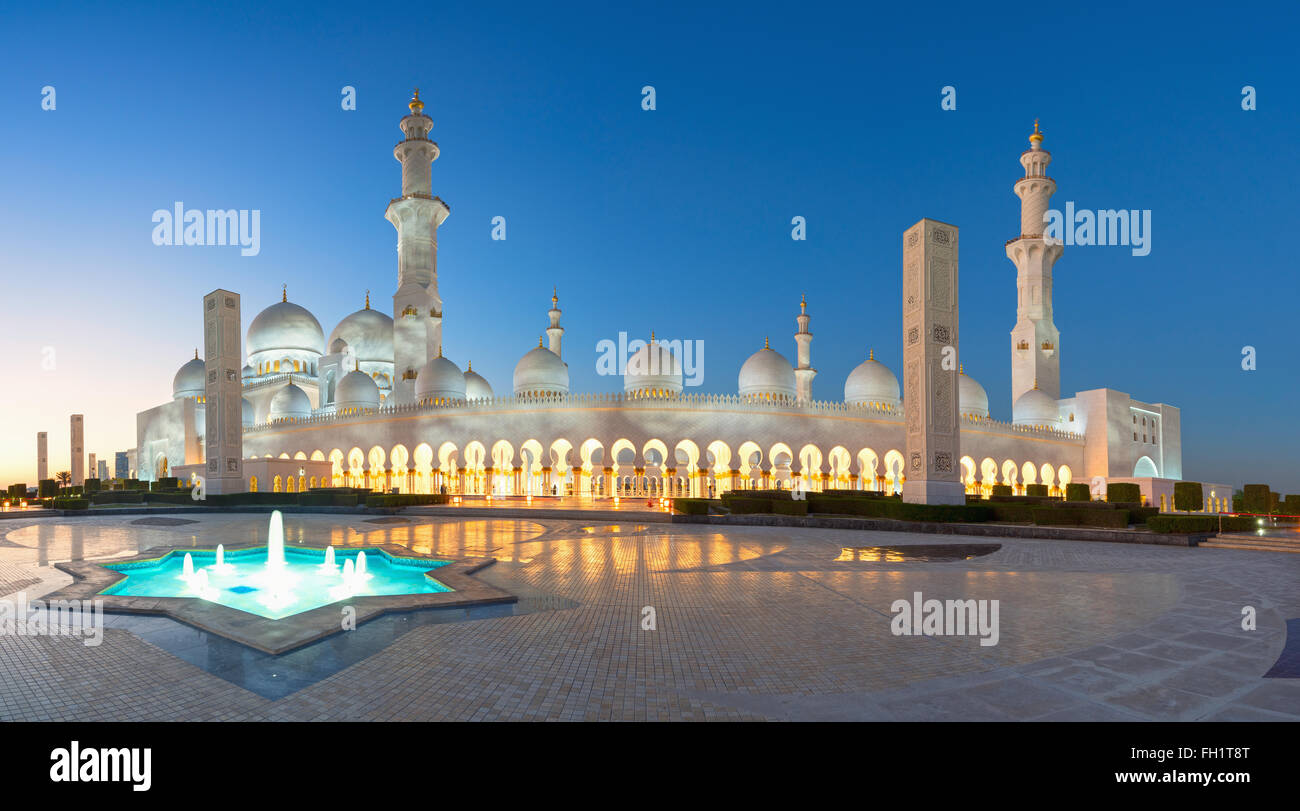 Night view of Sheikh Zayed Grand Mosque in Abu Dhabi United Arab ...